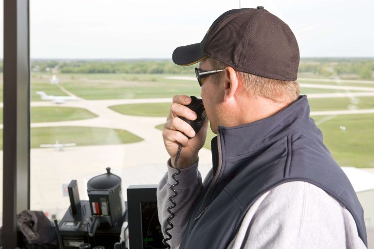 O zi din viața unui controlor de trafic aerian - Aviation Academy